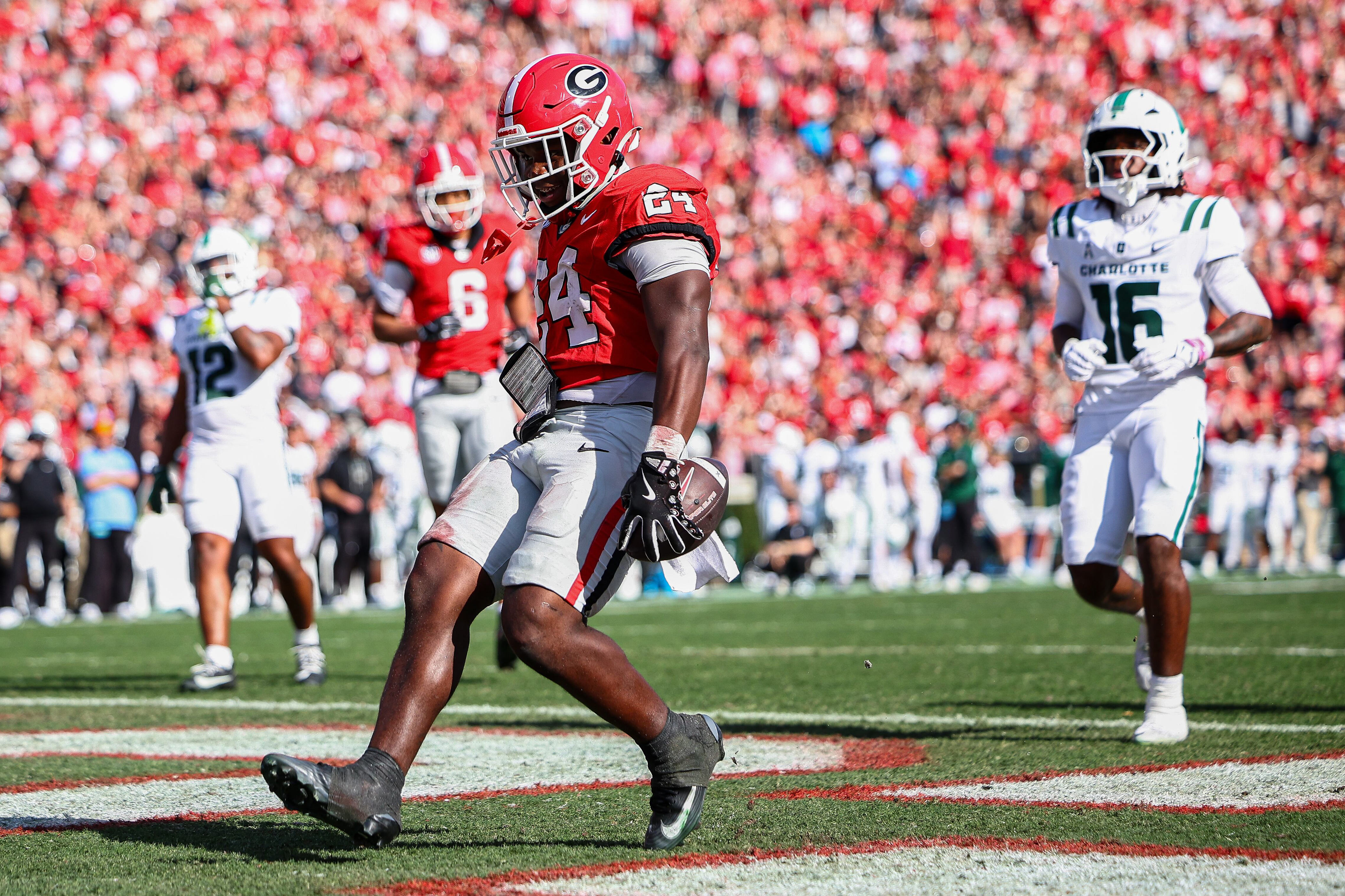 UGA freshman RB scores 3 touchdowns in comfortable win vs. Charlotte