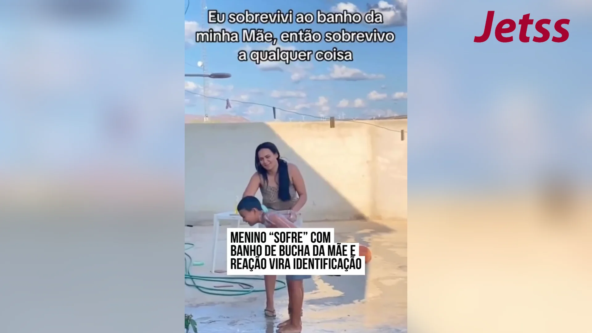 Menino chora durante “banho de bucha” da mãe e vídeo desperta nostalgia ...