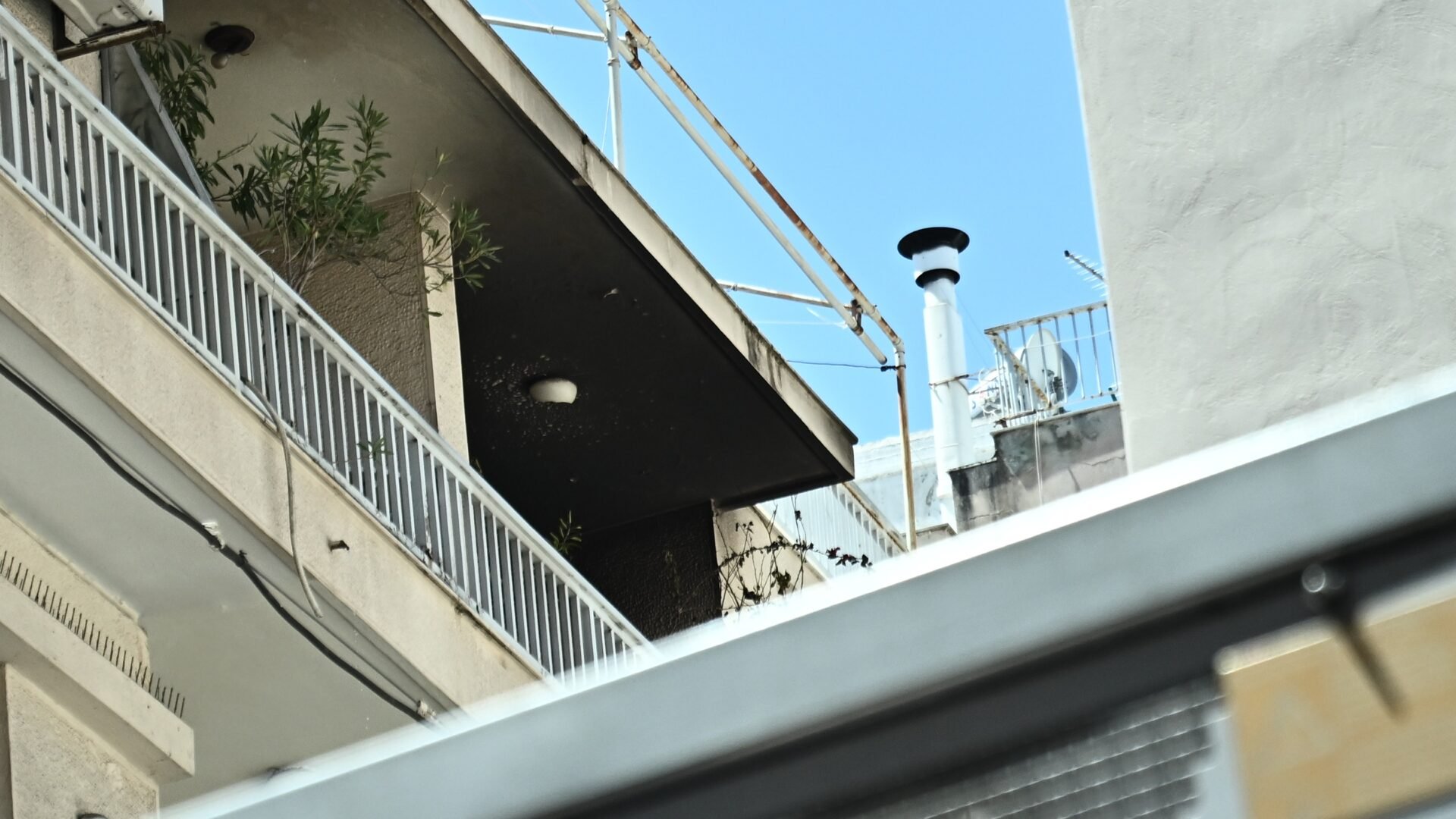 Άρτα: 44χρονος έπεσε από το μπαλκόνι – Η αδελφή του έβαλε φωτιά στο ...