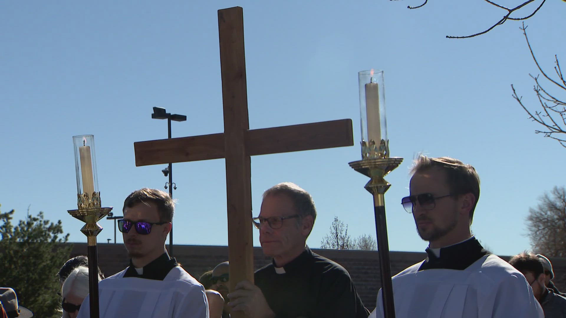 Catholics pray outside ICE detention facility in Aurora