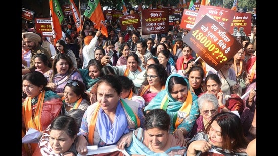 Punjab BJP Mahila Morcha hold protest over ‘unkept’ ₹1,000 poll promise ...