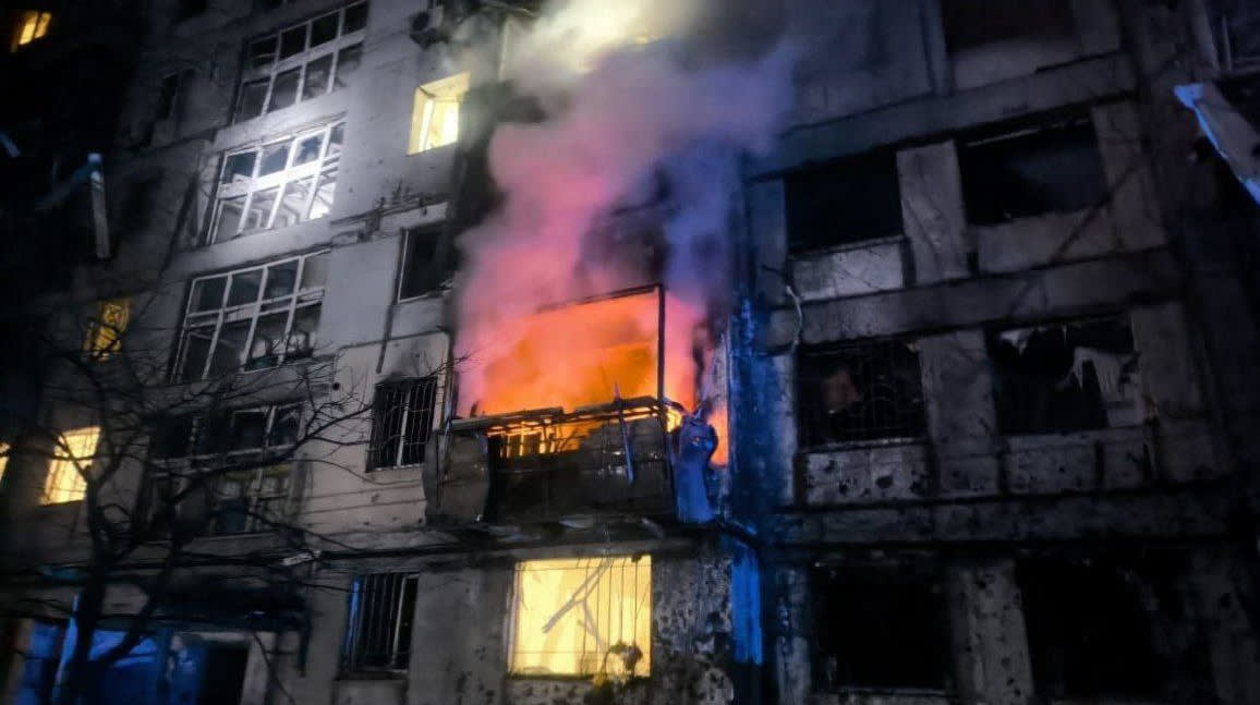 Russia attacks Dnipro: apartment building catches fire, 14 injured