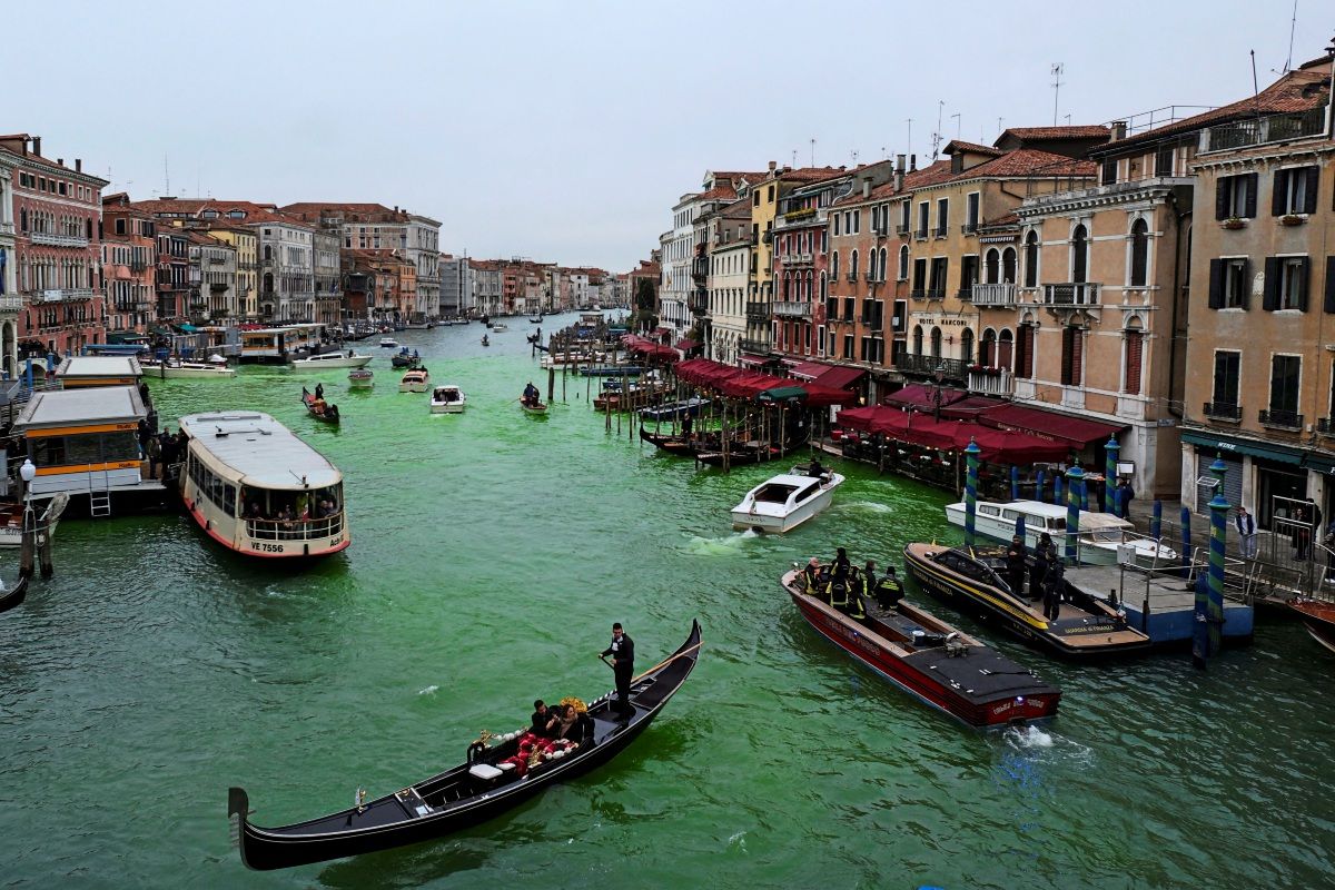 Touristin verstreute Asche eines Verstorbenen im Markusbecken in Venedig
