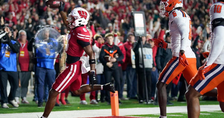 Wisconsin Badgers Upset No. 21 Illinois, 27-10