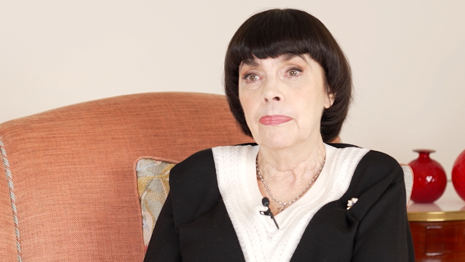 Mireille Mathieu, qui fête ses 60 ans de carrière, jouit d’une énorme ...