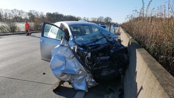 Auf der A1: 19-Jähriger verletzt sich schwer in seinem VW Golf