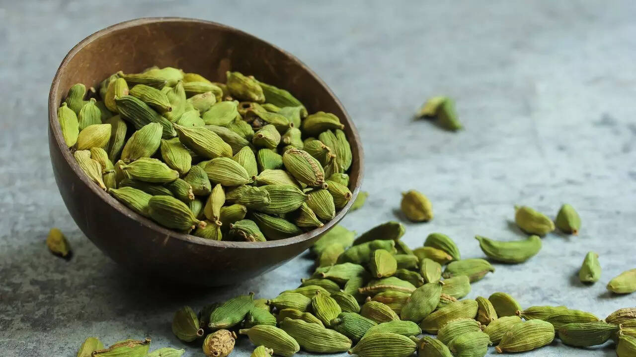 Why you should chew cardamom after meals: Simple benefits for digestion ...