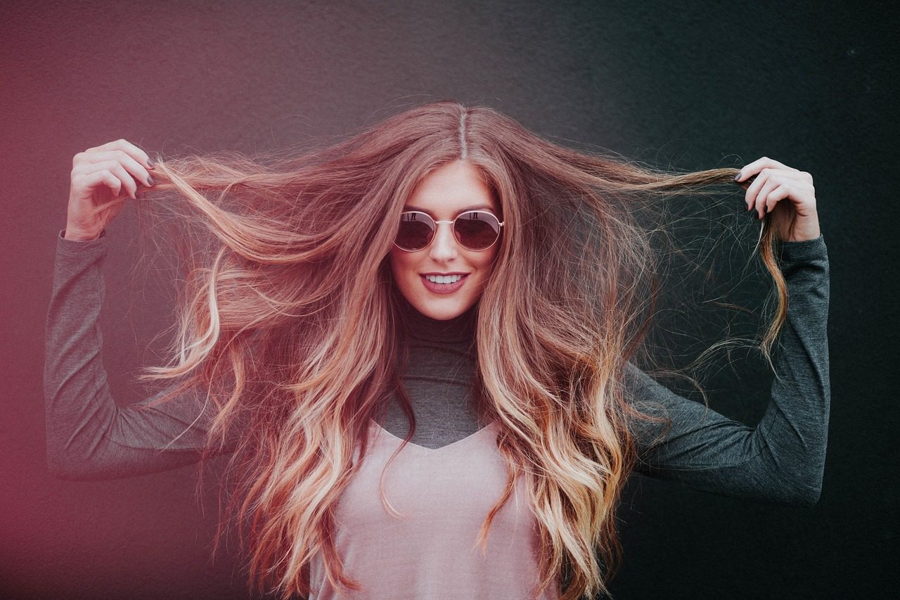 8 Hairstyles That Lift and Lengthen a Round Face Shape