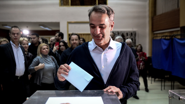 Εκλογές ΝΔ: Μαζί με τον γιο του ψήφισε ο Κυριάκος Μητσοτάκης - "Γέμισαν ...