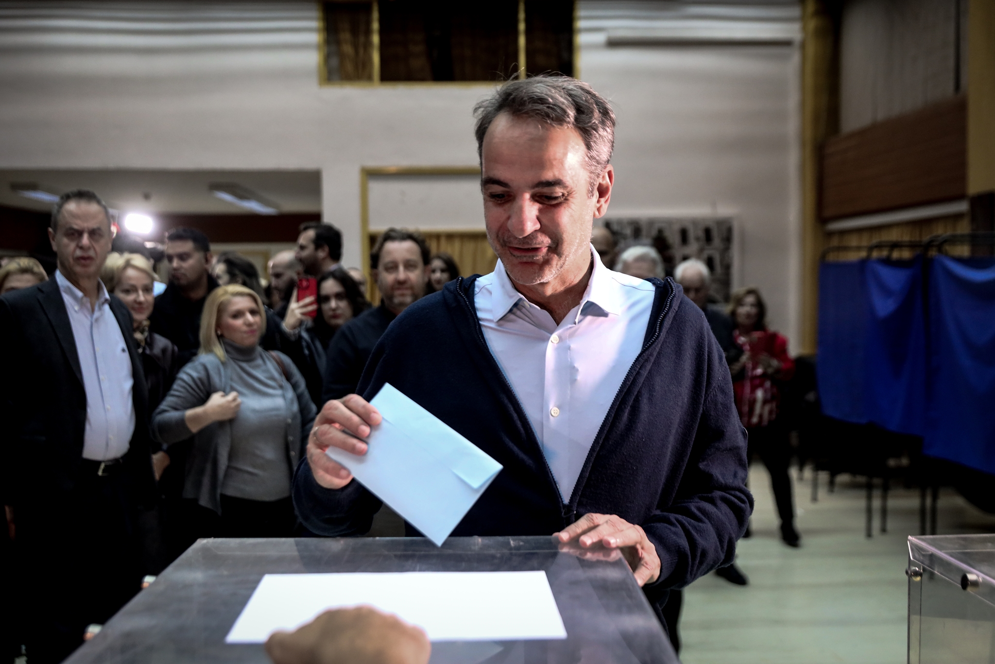 Εκλογές ΝΔ: Ψήφισε ο Κυριάκος Μητσοτάκης μαζί με τον γιο του ...