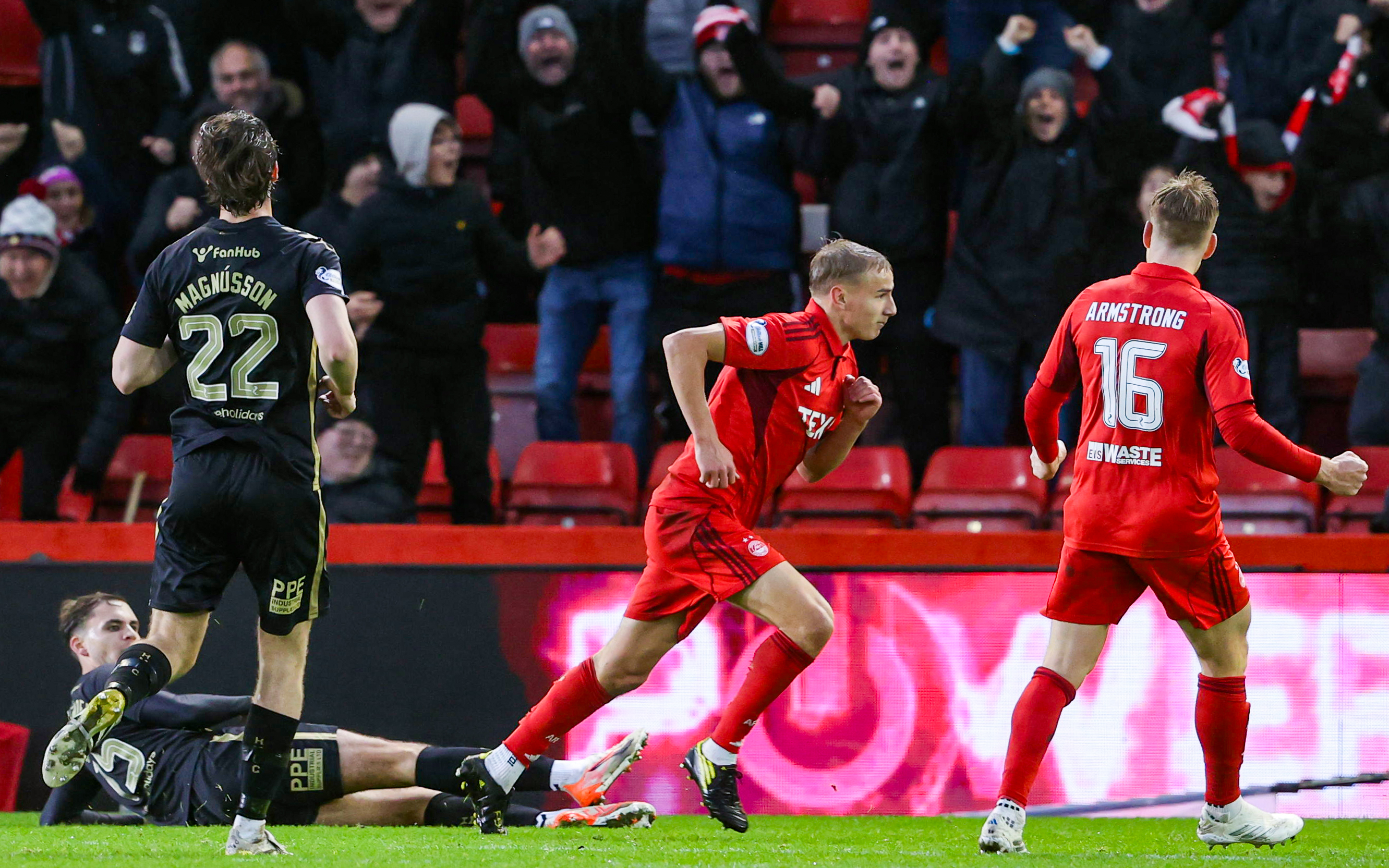 Hearts fall at Aberdeen as end of unbeaten run gives Celtic extra shot ...