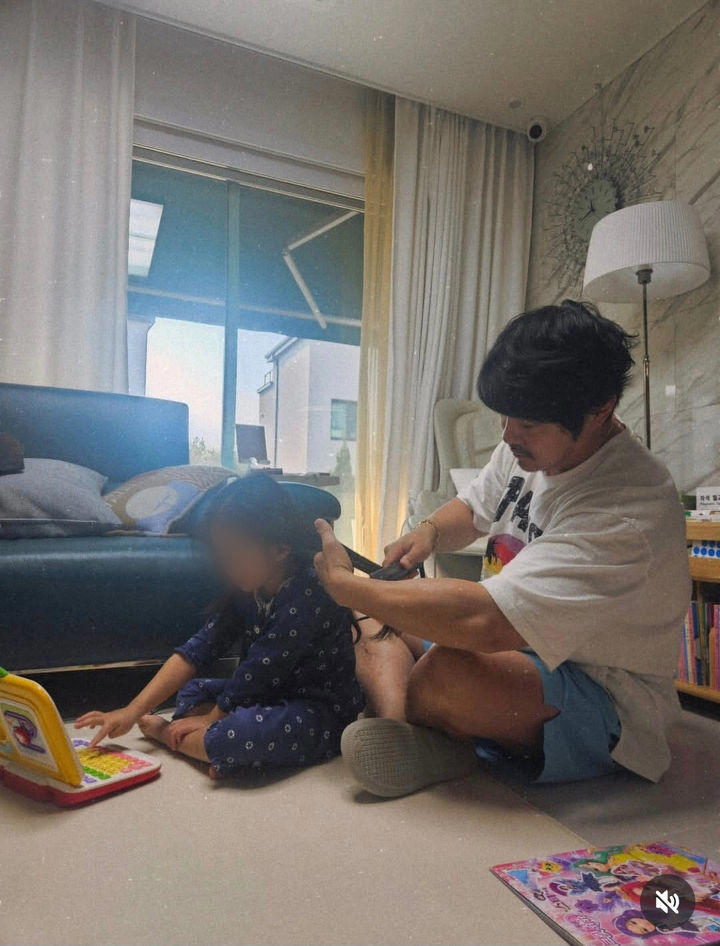 KCM, 13년간 숨긴 딸 공개 "줄줄이 공주 머리 요청"