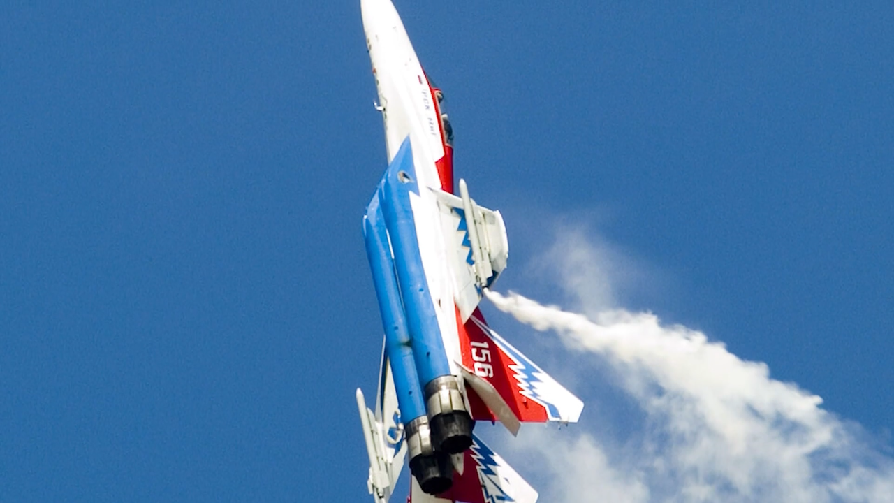 Su 33 Attempts Cobra Maneuver on Carrier and Nearly Crashes in Rare Footage