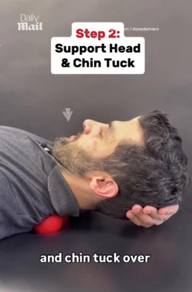 Spinal doctor shares tip to get rid of unsightly neck hump caused by ...