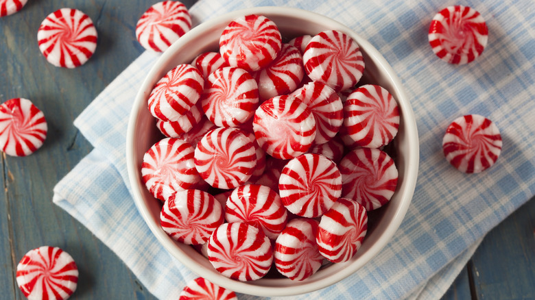 Woman Uses Candy To Create The Sweetest Christmas Centerpiece On A Budget