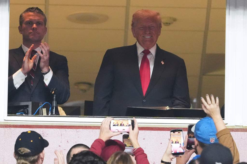 Trump gets boos, cheers as 1st president at NFL regular season game in ...
