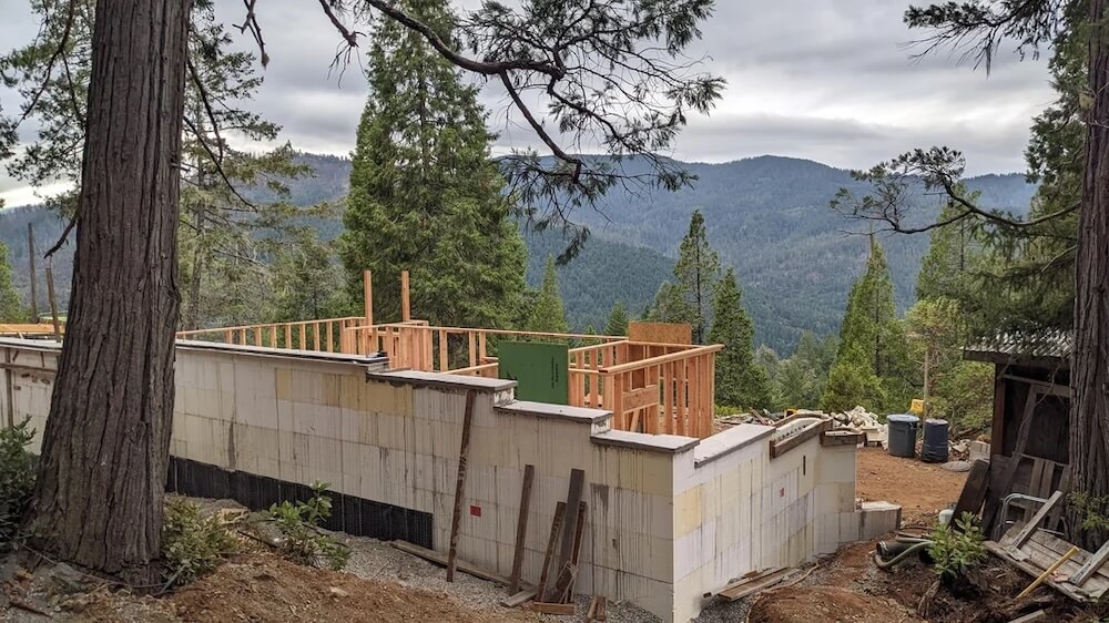 Homeowner shares photos while building off-grid home in mountains ...