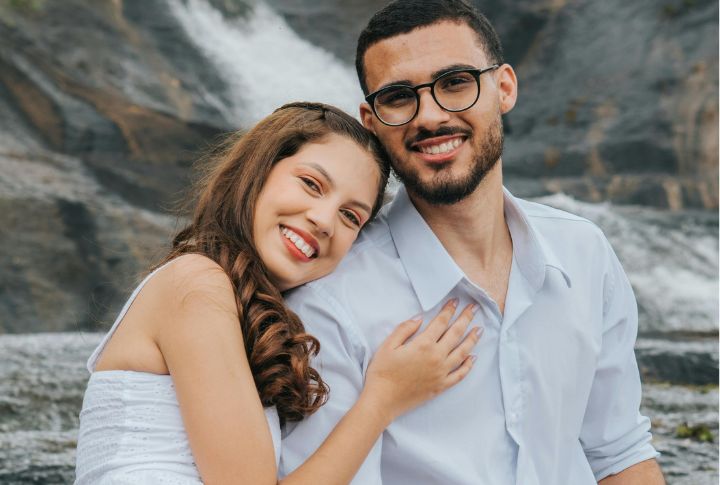 10 Mind Cues That Draw People Closer Without You Realizing It