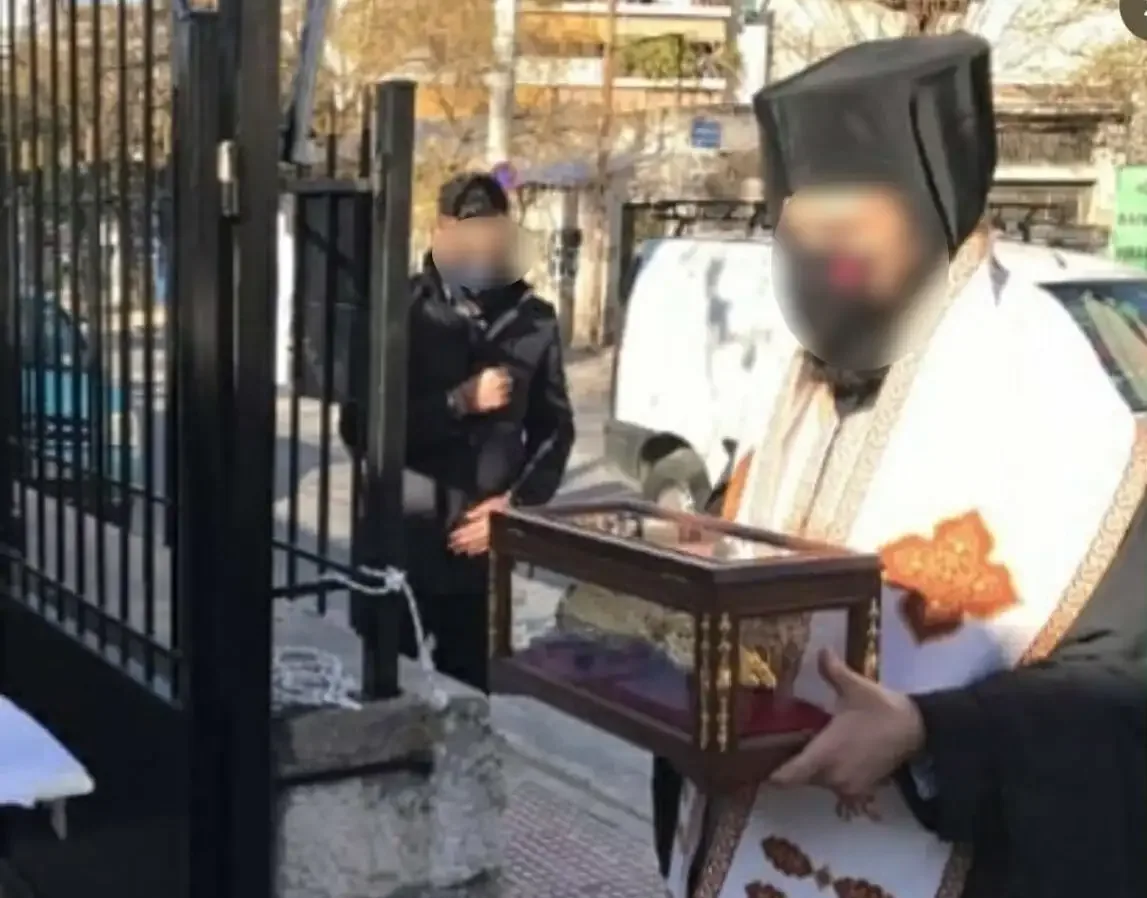 Τα μάγια, τα θαυματουργά λείψανα στην εκκλησία του youtuber ιερέα και ο ...