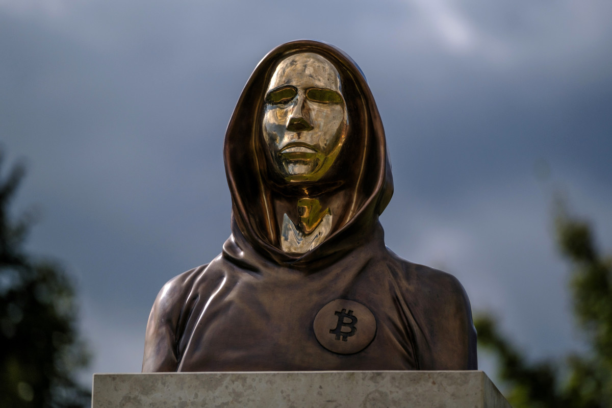 Economist says 'fake guy' Satoshi Nakamoto is secretly selling Bitcoin