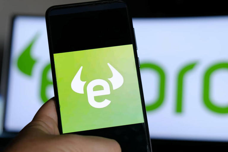 EToro reports sharp drop in crypto trading. The stock falls.