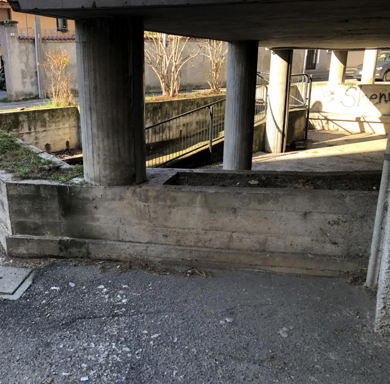 Sovico, la storia di A.: da tre anni vive sotto i portici, riceve aiuto dalla sua ex maestra