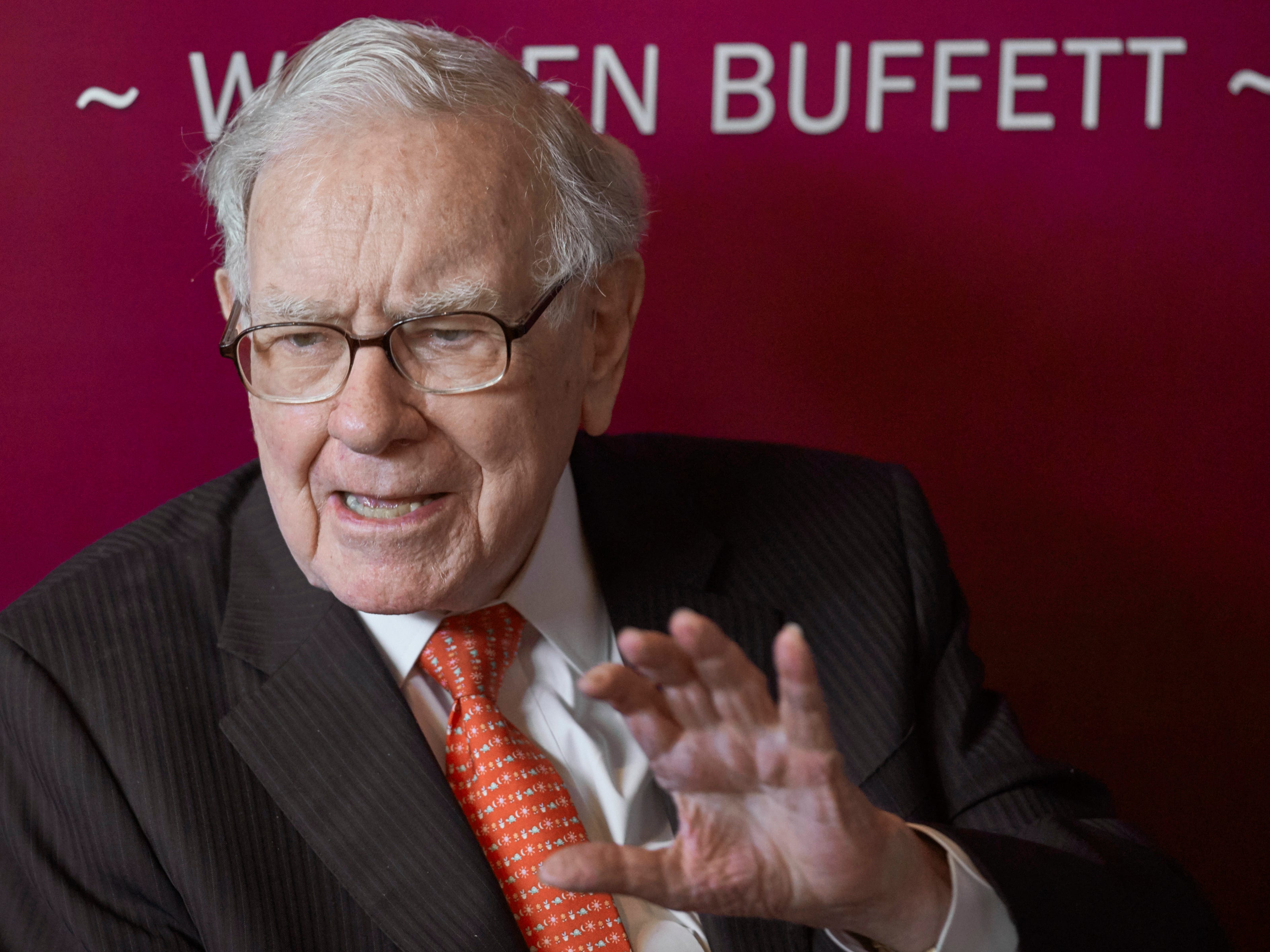 Warren Buffett shares his biggest leadership lessons after decades at ...