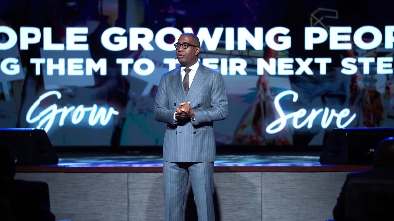 Dallas church surprises federal workers with $2K checks