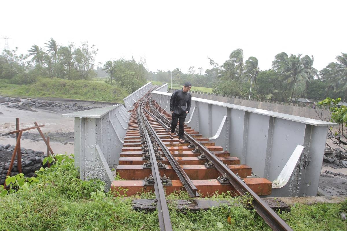 PNR bridge in Albay damaged by ‘Uwan’