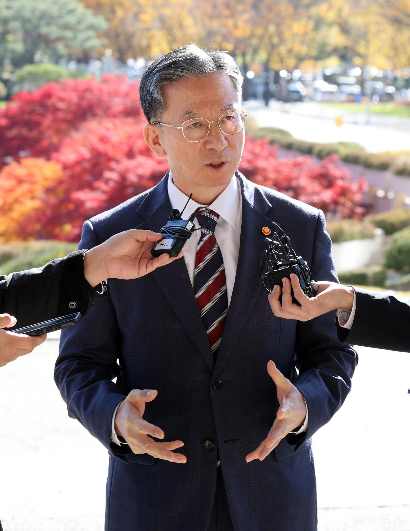 “검사들, 尹 구속취소땐 반박했나” 날 세운 鄭법무