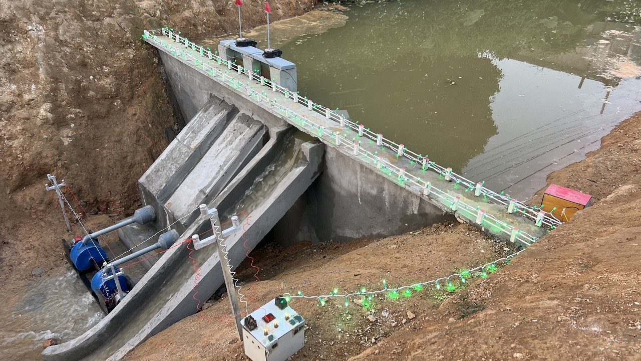 I built a mini hydroelectric dam! 💧