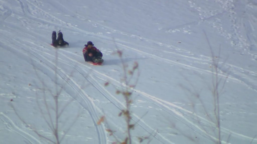 Early winter storm drops heavy snow, prompts school closings, snarls ...