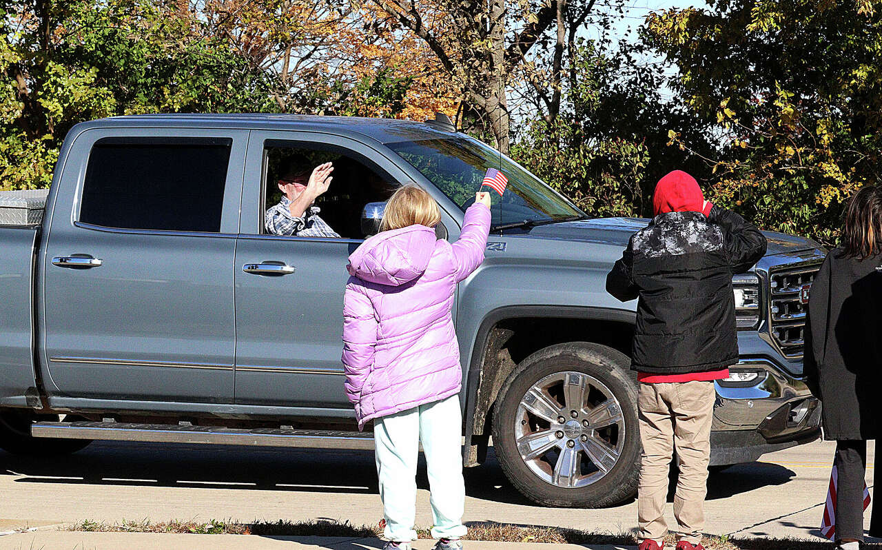 Students salute veterans during Albert Cassens Elementary parade in ...