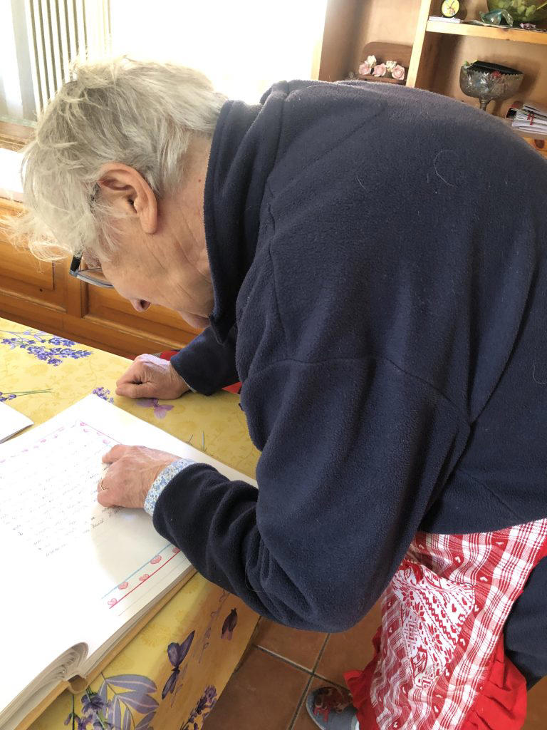 Sovico, la storia di A.: da tre anni vive sotto i portici, riceve aiuto dalla sua ex maestra