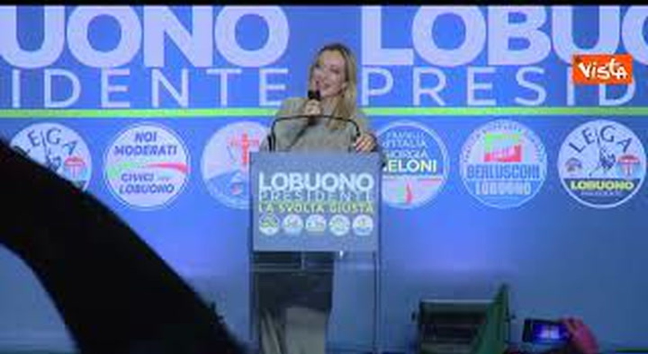"Vi voglio bene", Meloni al pubblico di Bari al comizio di Lobuono per ...