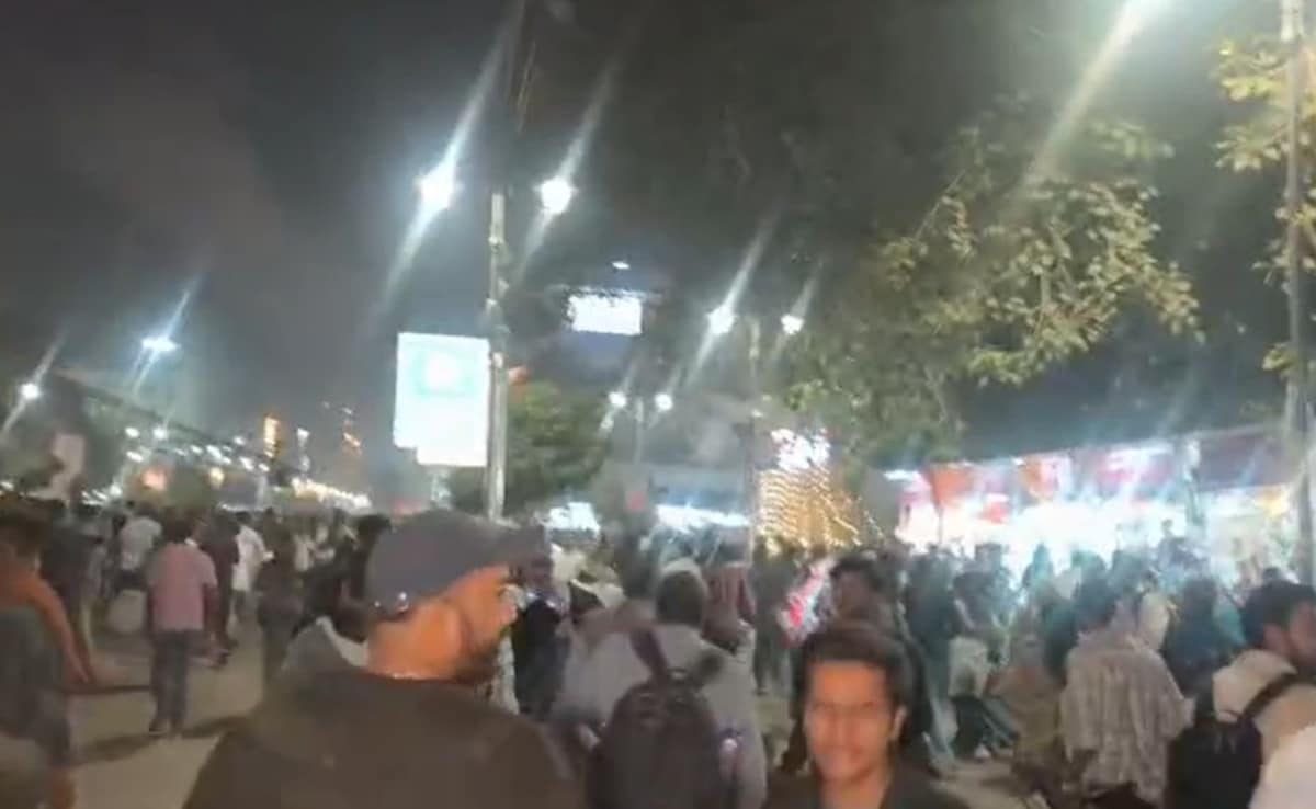 Video: Delhi Red Fort Car Explosion Heard On Camera, Crowd Seen Running ...