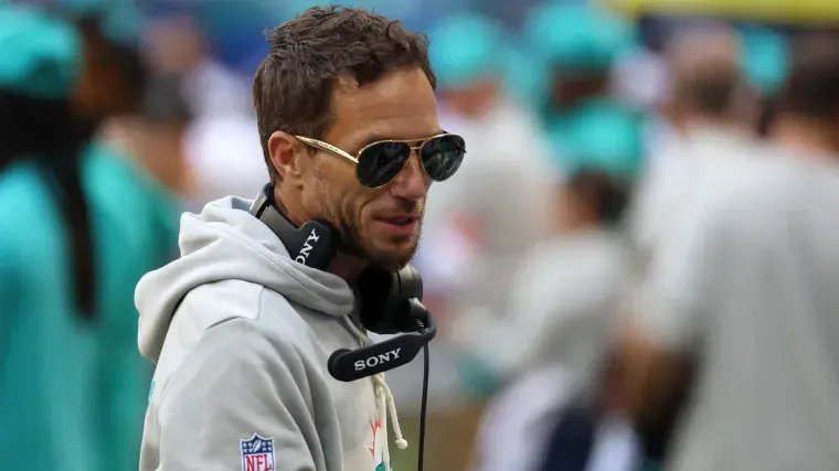 Mike McDaniel plays coy over viral Elbo Room photo trolling Bills fans