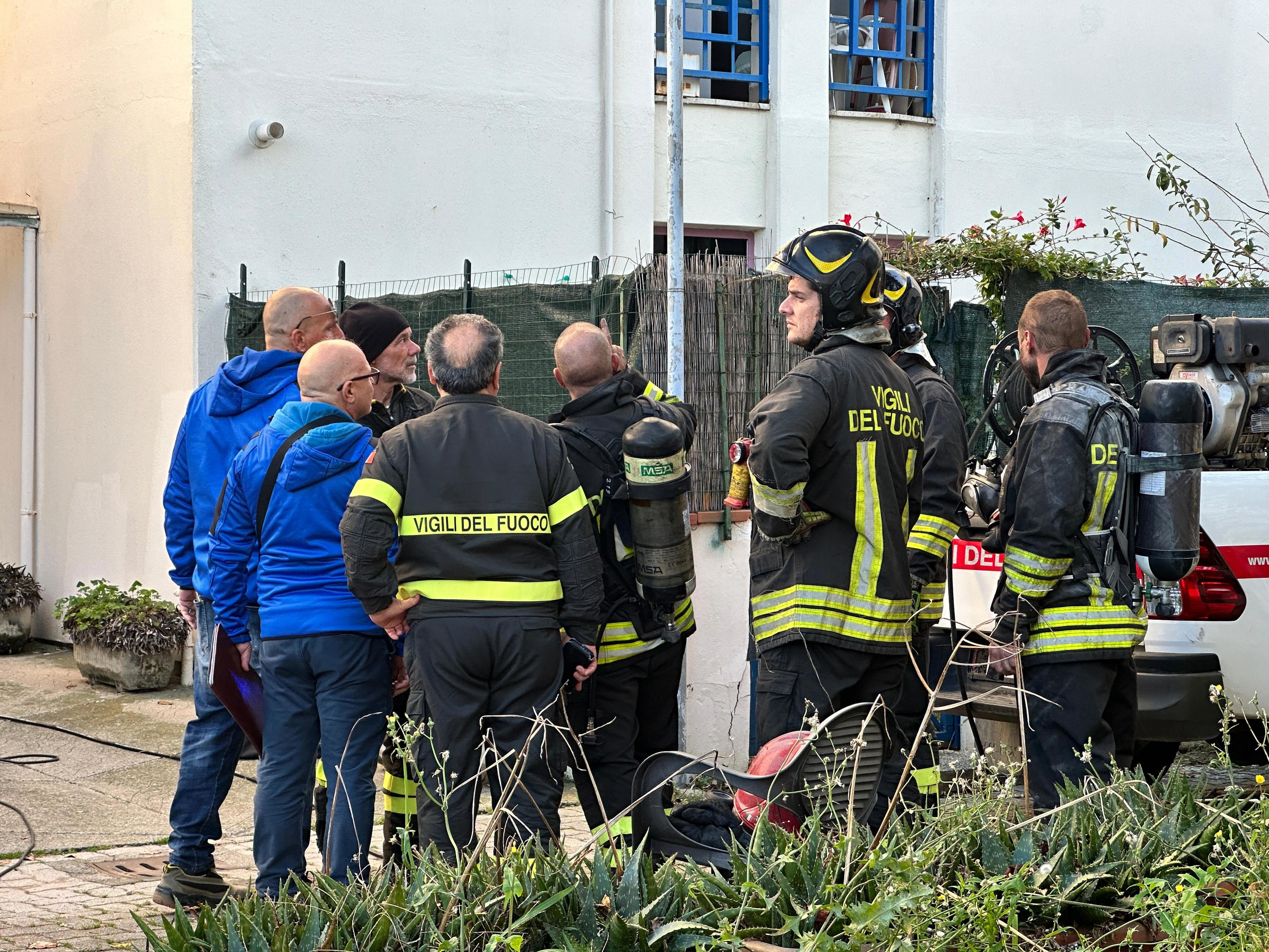 Livorno, scantinato in fiamme: 5 intossicati lievi, c’è anche una bimba