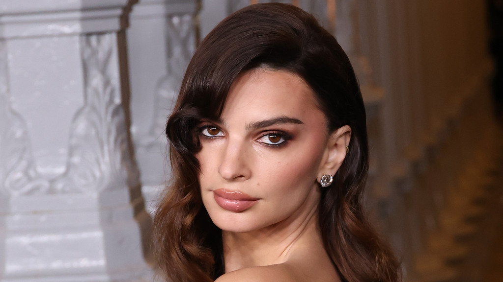 Emily Ratajkowski debuts new romance
