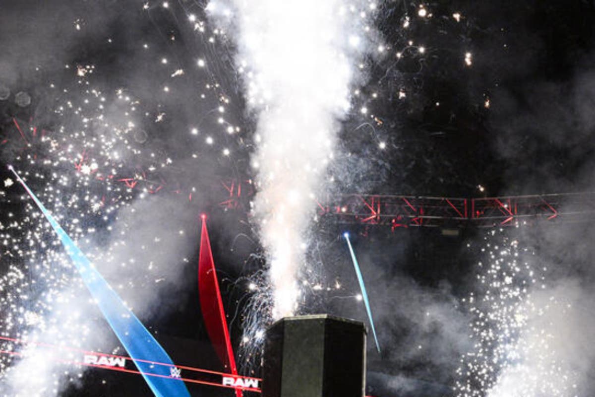 WWE legend turns heel on champion during Monday Night Raw