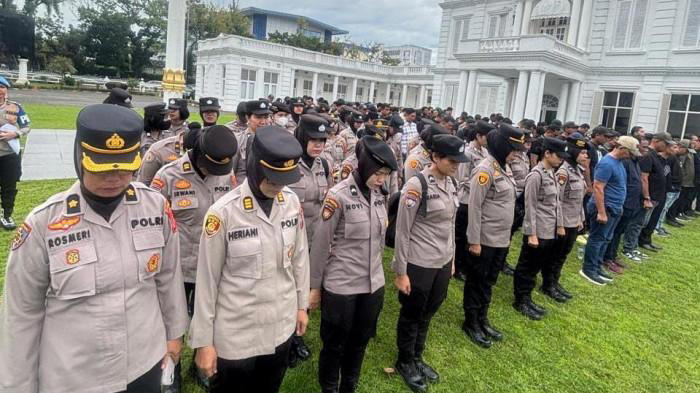 Humanis dan Tegas,Polwan Polda Sumut Amankan Aksi Unjuk Rasa Tutup TPL di Kantor Gubernur