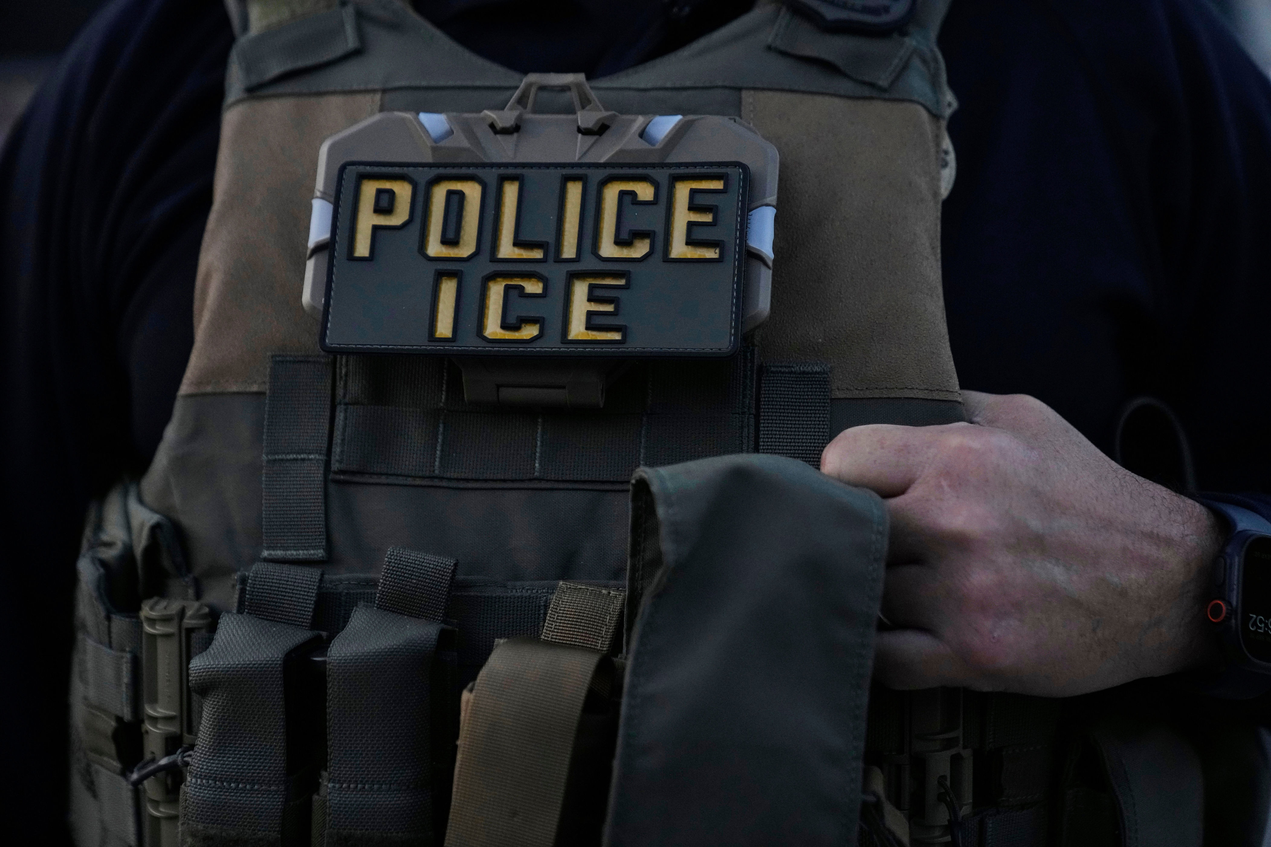 Agente de ICE presuntamente apunta su arma a conductora en Orange