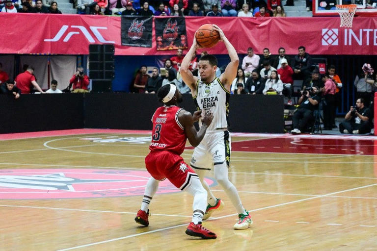 ¡Cómo la ve, mi camarada! Mujer confunde boletos de Fuerza Regida con ...