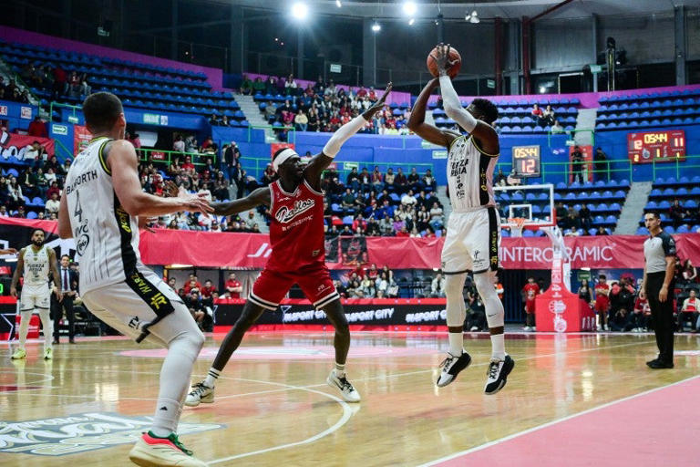 ¡Cómo la ve, mi camarada! Mujer confunde boletos de Fuerza Regida con ...