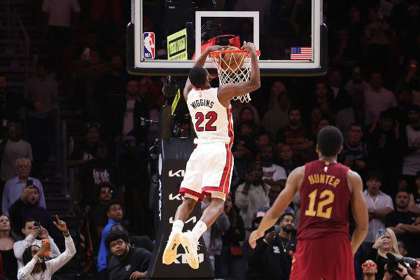 Heat steal win over Cavs with buzzer-beating alley-oop play