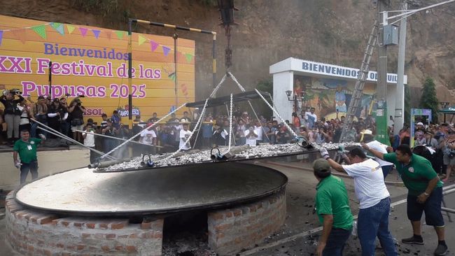 Salvadoran Chefs Cook Largest Pupusa in Central America