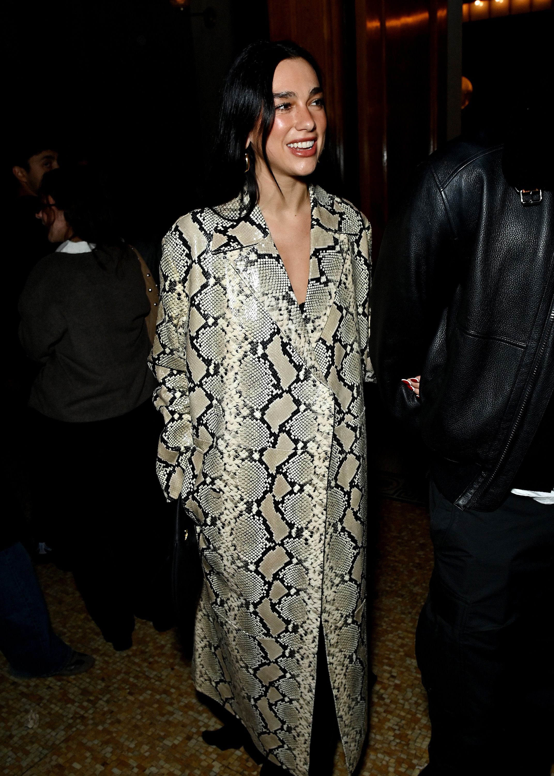 Dua Lipa luce denim sobre denim en Argentina, el look con jeans de los 90 que está de vuelta