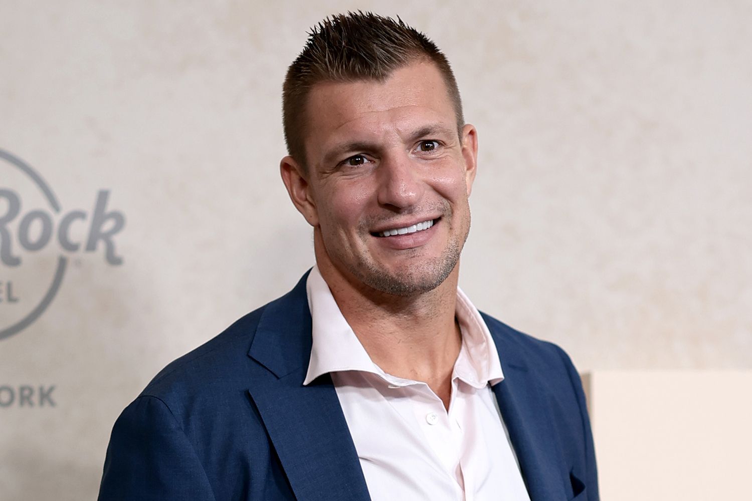 Rob Gronkowski Signs 1-Day Contract to Retire with New England Patriots ...