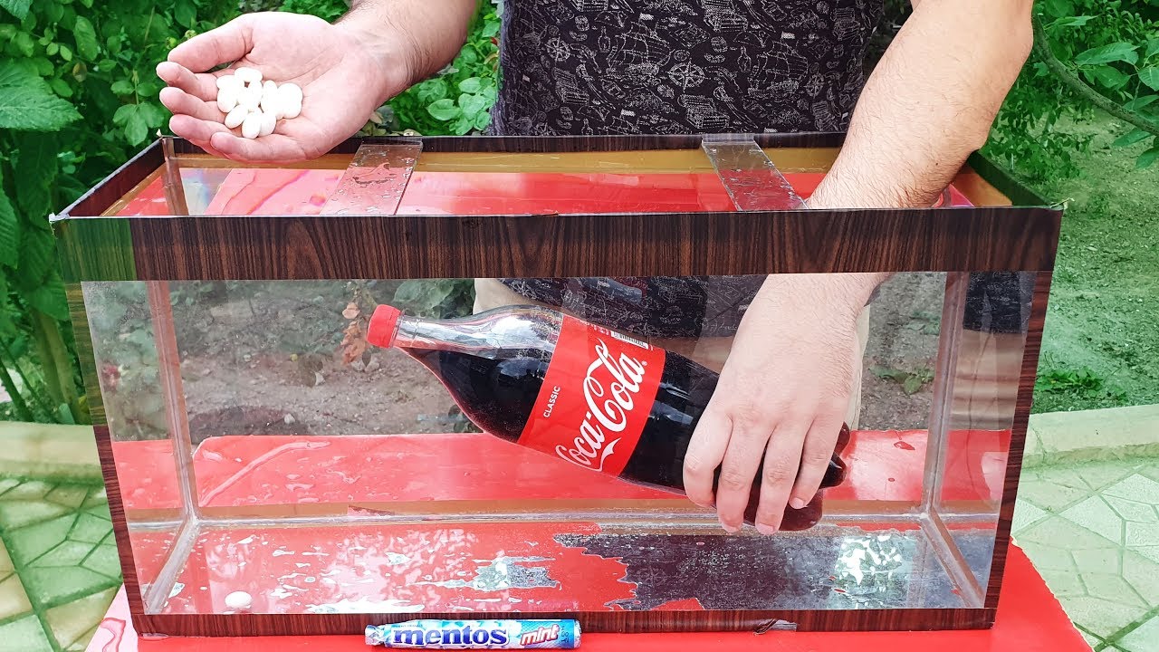 Experiment: Coca Cola and Mentos under water