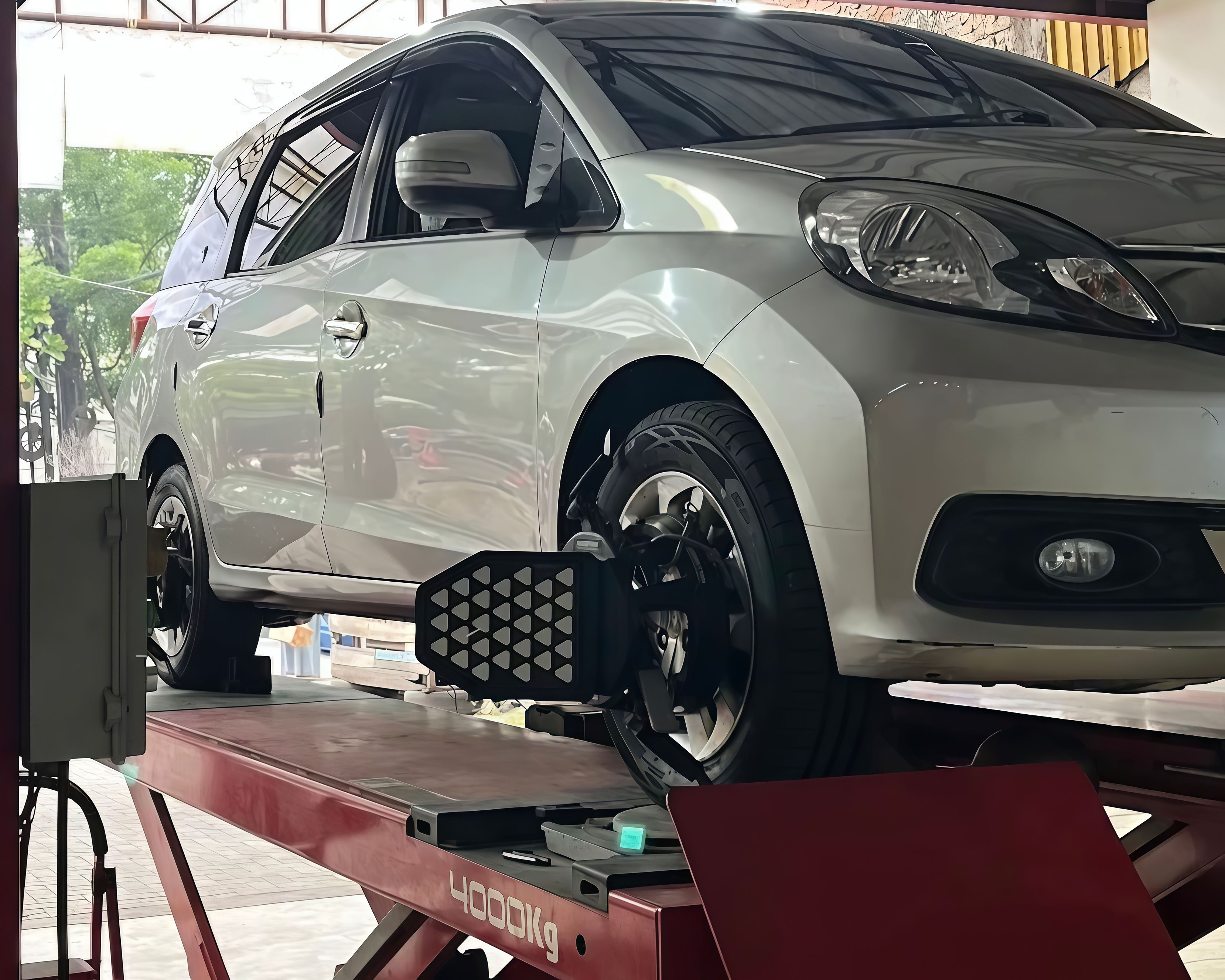 Merasakan gejala seperti ini? Wah, ban mobil bekas kalian harus di ...